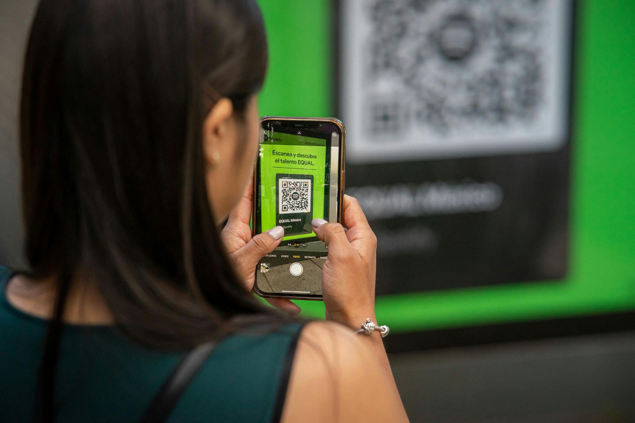 Bentuknya Mirip, Apa Beda QRIS dan QR Code?
